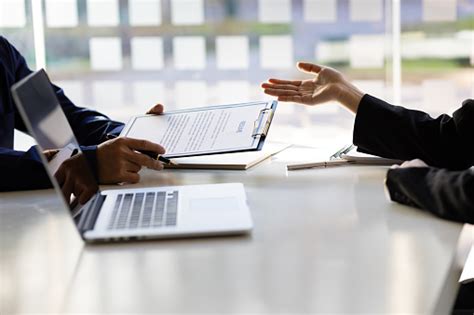 지원자는 이력서와 면접을 제출합니다 이력서를 들고 사업가는 사무실에서 일자리를 위해 인터뷰하고 있습니다 2명에 대한 스톡 사진 및 기타 이미지 Istock