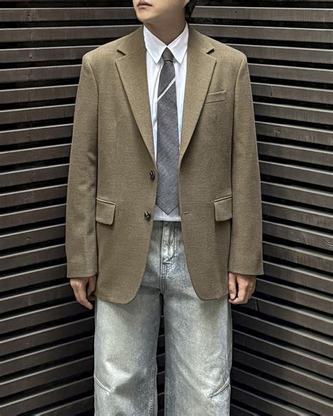 넌블랭크 자연스러운 질감의 멜란지 트윌 소재로 제작된 오버사이즈 핏 트윌 블레이저입니다 밀도 높은 트윌 조직과 부드러운 멜란지 소재 기존 넌블랭크 블레이저보다 여유