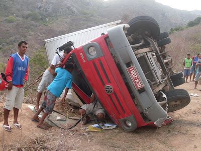 Blog do Mardem Caminhão perde os freios e capota na CE 168 em Itapajé