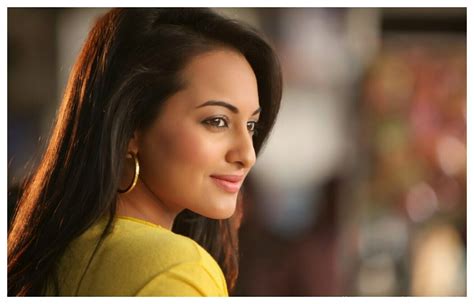 Bollywood Star Sonakshi Sinha Wallpapers Hd Photos Images