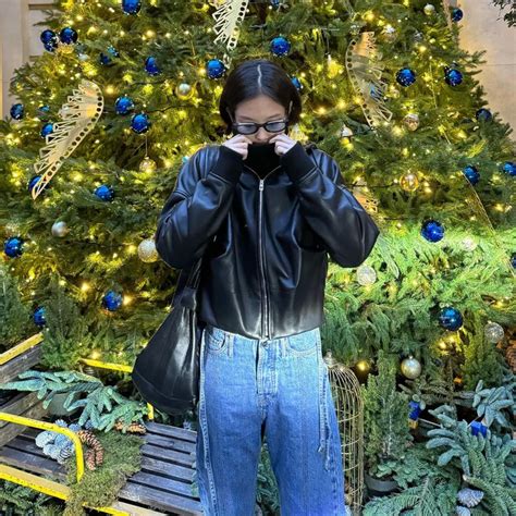 Blackpink Lên đồ Chụp ảnh Với Cây Thông Noel Jennie Lisa Trái Ngược