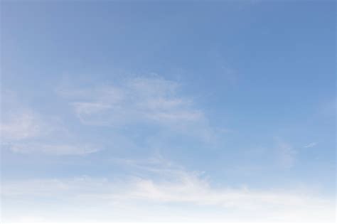 하늘 생생한 청록색 흰색 권운 부드러운 그라디언트 아름다움 봄 밝은 푸른 하늘 솜털 같은 구름 차분한 배경 햇빛 빛 풍경 우울한 날씨 그라데이션 페이드 선명한보기 수평선 자