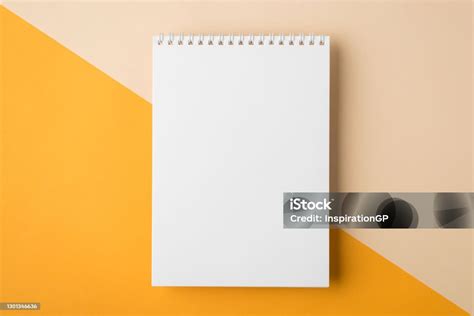 최소한의 스타일 노트 패드 머리 위 닫기 평면 레이 사진 명확한 나선형 메모장 디자인 절연 반 노란색과 베이지 색 배경 바탕 화면 복사 장소 0명에 대한 스톡 사진 및 기타