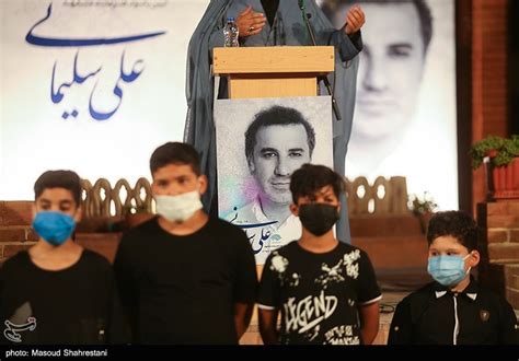 مداحی با سنج و دمام در بزرگداشت علی سلیمانی روایتِ کوروش زارعی از