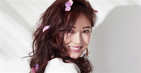 원블럭 강한 웨이브로 인형 같은 동안 헤어스타일 연출