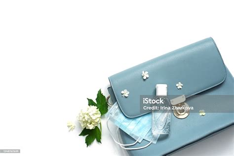 의료 용 마스크 소독제 및 장갑이있는 파란색 가죽 여성 가방 개념 봄 여름 2020 코로나 바이러스 전염병에서 출구 격리 후