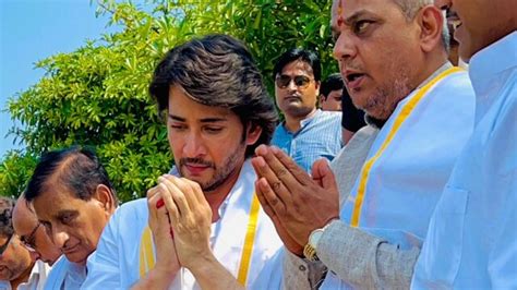 अभिनेता महेश बाबू ने गंगा में विसर्जित कीं मां की अस्थियां