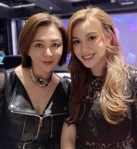 港姐冠军宋宛颖晒参加好友聚会照 与关之琳同框状态超好新浪图片