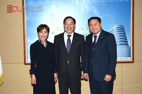 간담회를 마치고 기념촬영하는 한국유초등수석교사회 송미나 회장 한국교총 하윤수 회장 서진교 회장 에듀포토