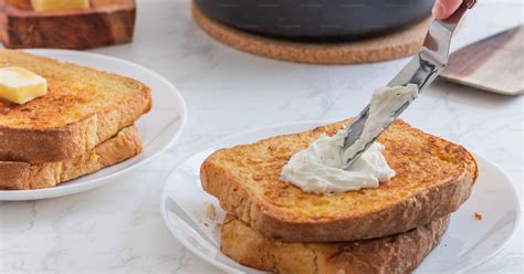 토스트 한 조각에 버터를 바르는 사람 사진 Unsplash의 조반 이미지