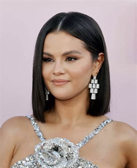 Ok სელენა გომესის სამი განსხვავებული ჩაცმულობა Rare Impact Fund Benefit ისთვის Ok Magazine