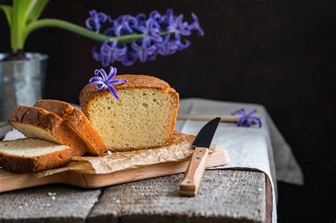 맛 있는 수 제 전통 케이크 블루 히 아 신 스 나무 Baclground에 화분 0명에 대한 스톡 사진 및 기타 이미지 0명 갈색 그릇 Istock