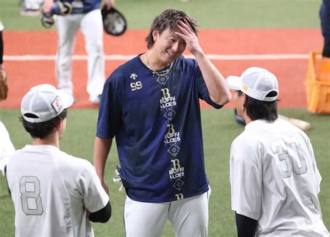 ＜オ・ソ＞ソフトバンクの牧原大（左）、佐藤直（右）と話すオリックスの杉本（撮影・奥 調） スポニチ Sponichi Annex 野球