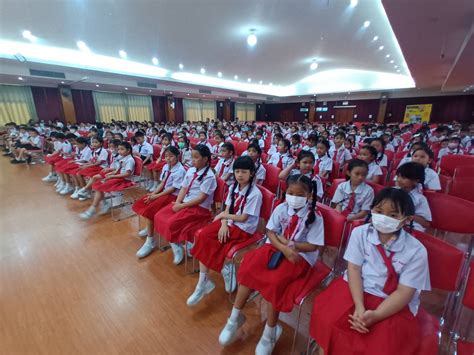 ทีมงานห้องเรียนสีเขียว กฟผ บรรยายให้ความรู้ เรื่องการใช้ไฟฟ้าอย่างมีประสิทธิภาพและปลอดภัย ให้