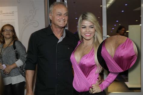 EGO Cristianne Rodriguez dispensa sutiã e chama atenção em estreia no