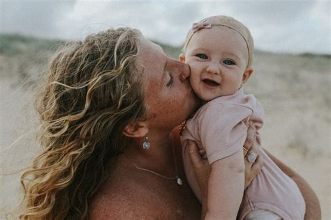 Sessão de fotos mães celebra corpos pós parto e amamentação Metrópoles