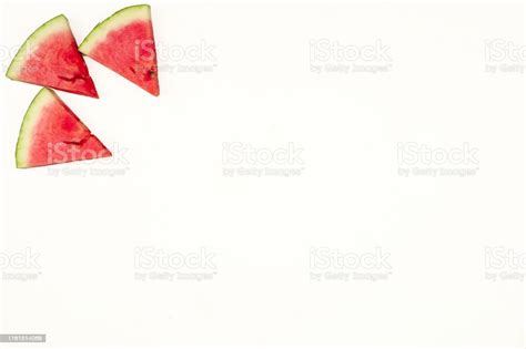 흰색 배경에 복사 공간을 위한 기하학적 게임을 형성하는 수박의 삼각형 분리 조각 0명에 대한 스톡 사진 및 기타 이미지 0명