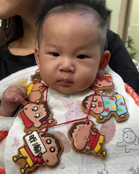 💕小漢堡🍔四個月收涎囉！💕 漢堡弟🍔滿四個月囉！ 爸爸媽媽希望你可以跟姐姐一起 健健康康、開開心心地長大 一切平安快樂就好 其他的就真的別無所
