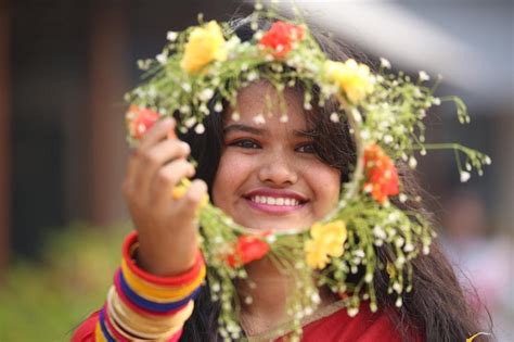 Premium Photo A Young Bengali Girl Is Decorated With Flowers On The