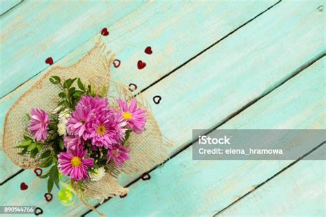 발렌타인의 날 또는 인사말 카드입니다 빈티지 나무 배경에 선물로 꽃의 아름 다운 꽃다발 복사본으로 최고 볼 수 있습니다 0명에