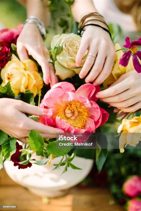 응용된 예술 웨딩 꽃 디자인 Accessoiries 여름 자연 개념반지와 팔찌 크림 장미 산호 작 약 및 밝은 빨간 Dianthuses의 꽃다발을 만드는 아름 다운 여자의