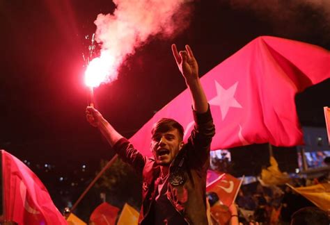 Ατελείωτο πάρτυ από τους οπαδούς του Ερντογάν Καπνογόνα σημαίες και