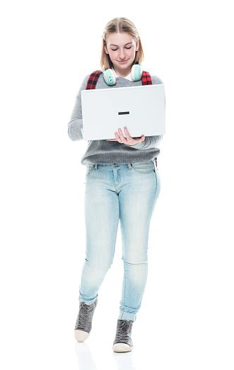 세대 Z 젊은 여자 고등학생 서 앞에 서 흰색 배경 바지를 입고 가방을 들고 노트북을 사용 하 여 16 17 살에 대한 스톡