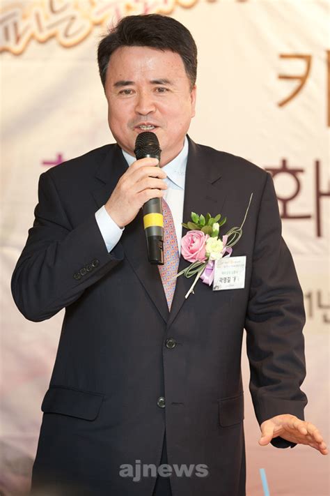 포토 곽영길 아주경제 대표 청년 문화예술인 격려하는 아주경제