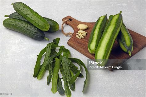 피부를 가진 신선한 오이와 갈색 나무 커팅 보드에 껍질을 벗긴 갈색에 대한 스톡 사진 및 기타 이미지 갈색 건강한 생활방식