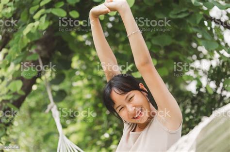 녹색 열대 잎 배경으로 해먹에 편안한 휴식을 취하는 젊은 매력적인 아시아 여성 여름 방학의 뷰티 아시아 소녀 야외 자연 건강