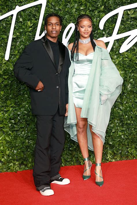 Rihanna Shows Off Baby Bump At Her Th Birthday Dinner Photo Hollywood Life