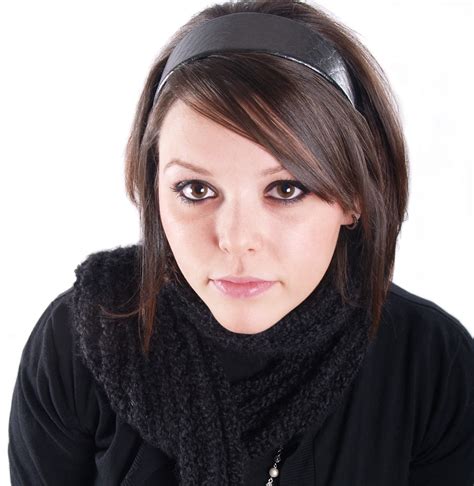 26 Ways To Pair Bangs With Headbands For A Super Flattering Look