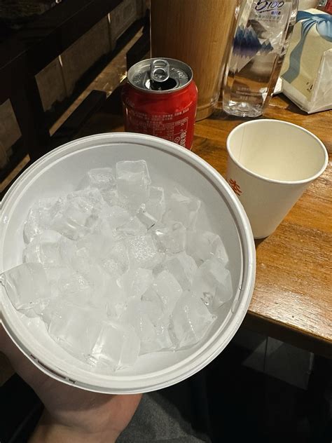 我點了一杯可樂，問店員可不可以給我冰塊 店員說可以 店員，你太大方了