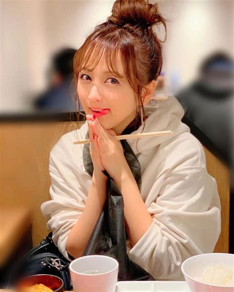 お団子ヘアで舌ペロ！小松彩夏の幸せそうな写真にファン興奮 Rbb Today
