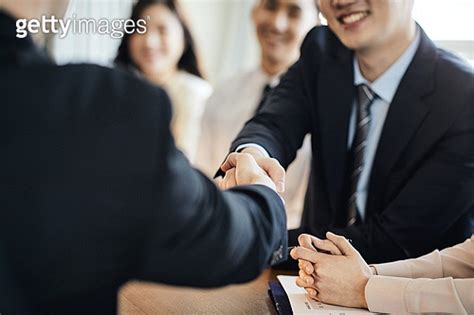 비즈니스 비즈니스 주제 사업관계 비즈니스 비즈니스맨 사업가 글로벌비즈니스 함께함 컨셉 미팅 협력
