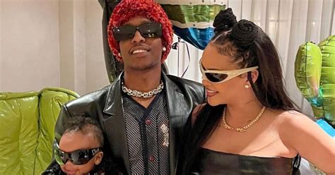 Rihanna como você nunca viu Filho da cantora completa ano e fotos íntimas da família são a