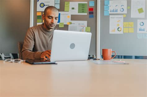 테이블에 앉아서 사무실에서 노트북으로 작업하는 사업가 30 34세에 대한 스톡 사진 및 기타 이미지 30 34세 개성 개념 계획 Istock