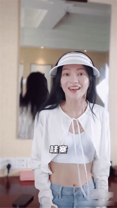 40岁张韶涵穿吊带装秀身材，小蛮腰性感线条清晰，排骨胸太抢镜网友健身都点赞