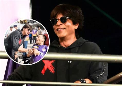 Shah Rukh Khan Viral Video Wins Fans Heart As He Showers Love On