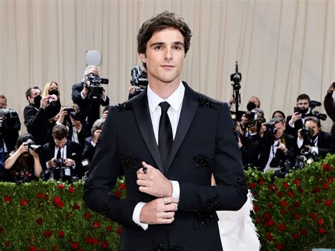 Style Guide How To Dress Like Jacob Elordi Man Of Many
