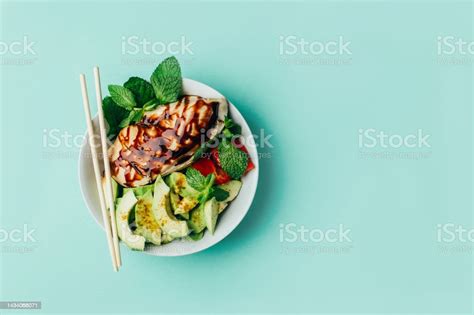 텍스트를위한 여유 공간이있는 베이지 색 배경에 소스로 양념 한 고기 야채와 과일을 곁들인 샐러드의 상단 전망 0명에 대한 스톡
