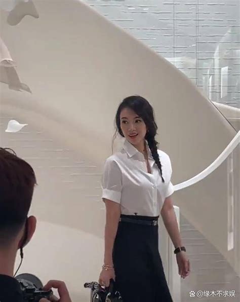 章子怡离婚后首次公开亮相，白衣黑裙开心露笑容，网友：离婚是女人最有效医美 娱乐八卦