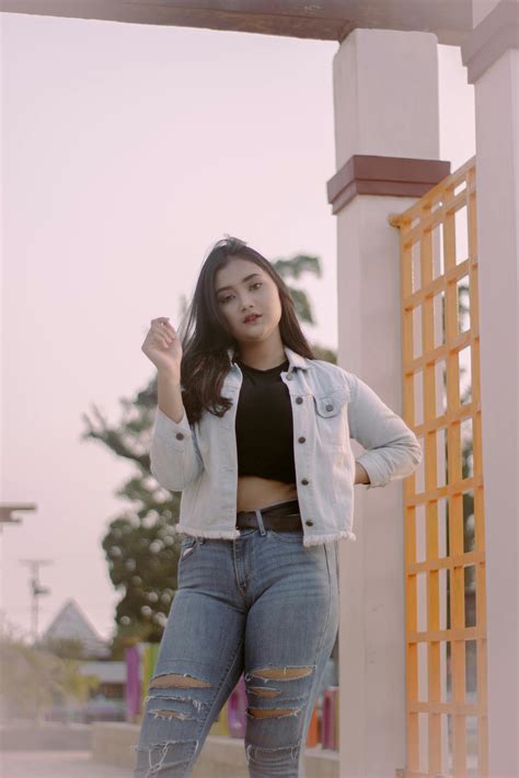 로우앵글 샷 모델 사람 사진 촬영 서 있는 수직 쐈어 여성 유리문 점프수트 포즈 포즈를 취하는 허리에 손