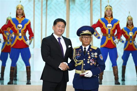 ОБЕГ ын дарга асан Хошууч генерал Т Бадралыг төрийн дээд одон Сүхбаатарын одонгоор шагналаа