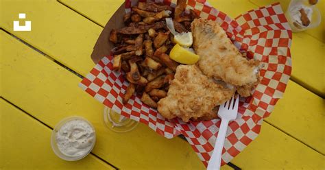 빨간색과 흰색 체크 무늬 종이 접시에 프라이드 치킨 사진 Unsplash의 무료 음식 이미지