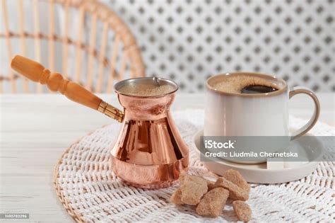 터키 커피 하얀 나무 테이블에 뜨거운 향기로운 커피와 설탕을 곁들인 Cezve와 컵 가정 생활에 대한 스톡 사진 및 기타 이미지 가정 생활 기포 음료 디자인 Istock