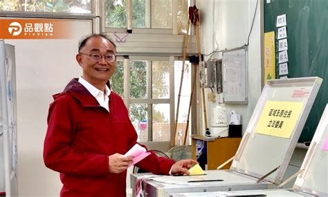 高雄天氣好投票人潮現 第五選區黃柏霖穿紅外套投票討吉利