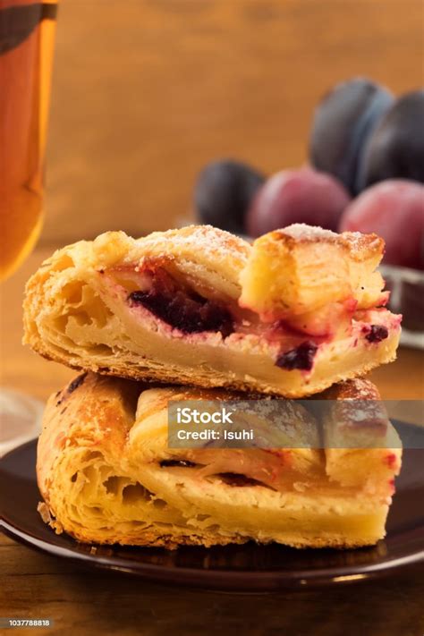 코 티 지 치즈와 박제 및 매 라운드 플레이트 클로즈업 세로 프레임에 구운 퍼프 페이스 트리 파이의 조각을 잘라 0명에 대한 스톡 사진 및 기타 이미지 Istock