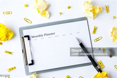 흰색 배경에 월별 목표 플래너 격리 기간 동안 집에서 일할 때 생산성을 유지하기 위해 매월 계획 알람 클럭 펜 개념에 대한 스톡