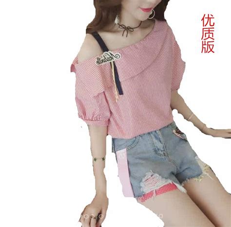 夏季新款时尚字母贴布条纹性感露肩斜领衬衫女五分袖休闲学生衬衣金牌女批发商城